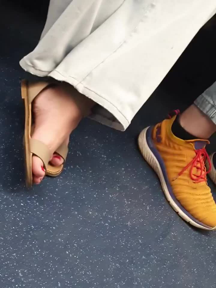 La tía buena no tenía ni idea de que filmé sus pies sexys en sandalias en el metro - Feet9