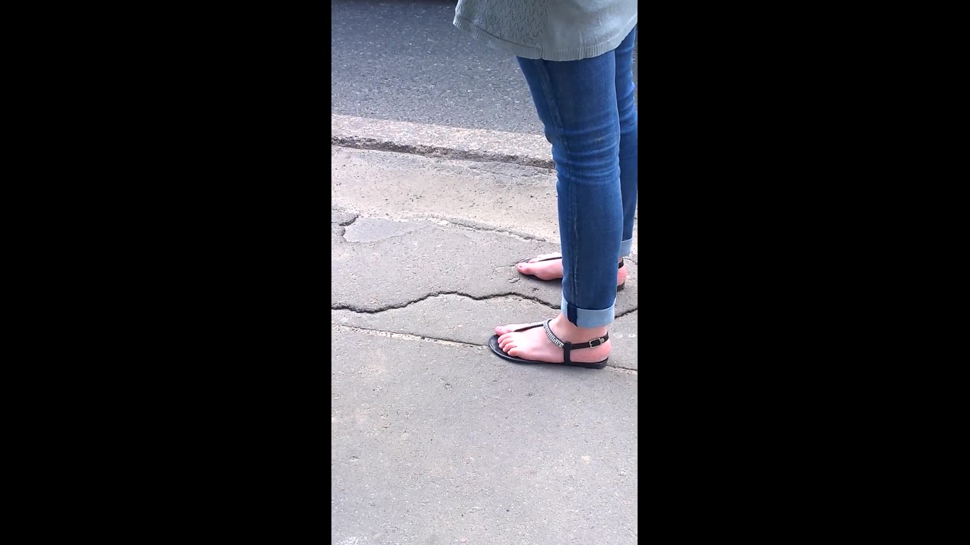 Sandales noires et jeans bleus, un style estival. - Feet9